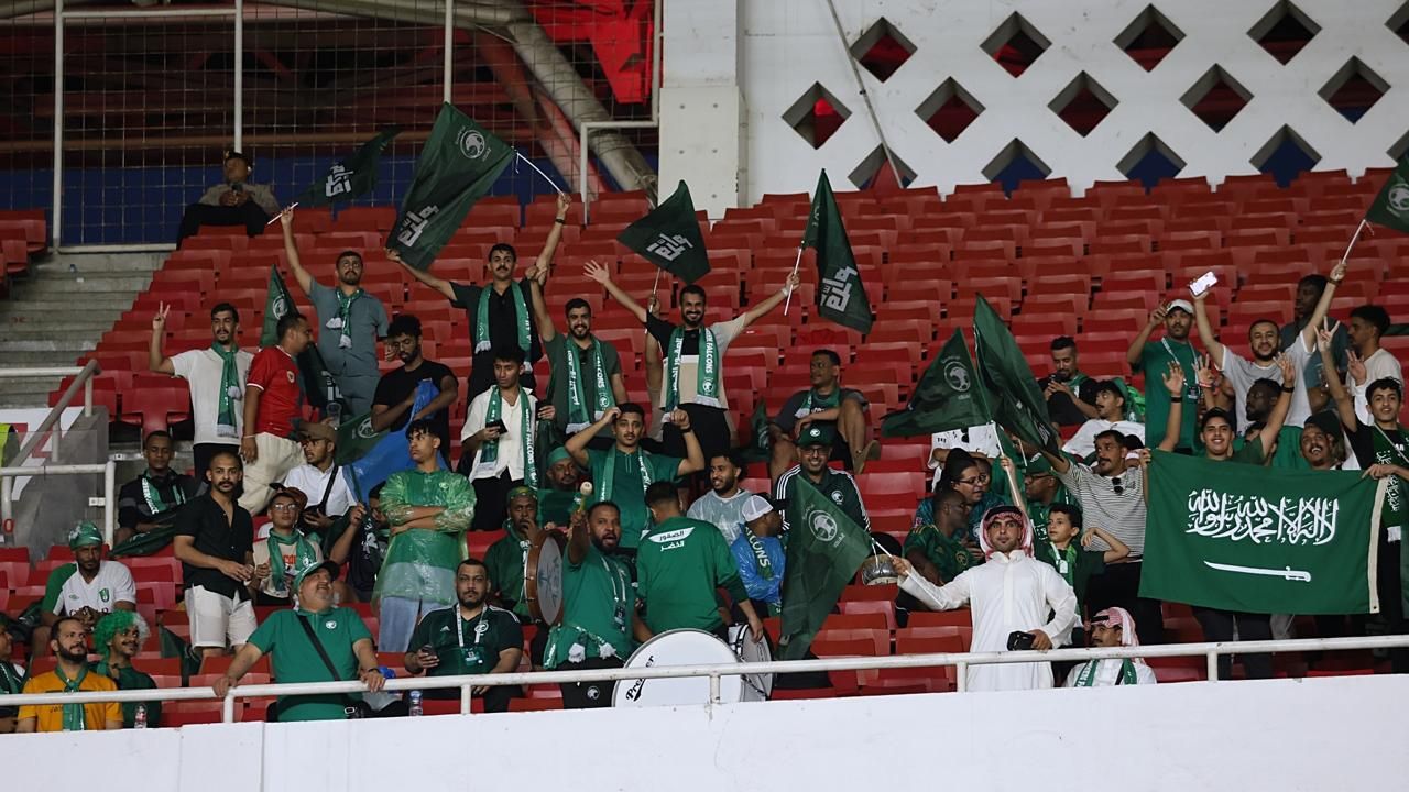 Parade Foto: Suporter Rela Hujan-hujanan Demi Nonton Timnas Indonesia ...